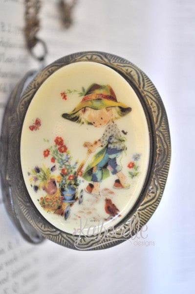 Holly Hobbie Field Locket – Kaboodle Designs